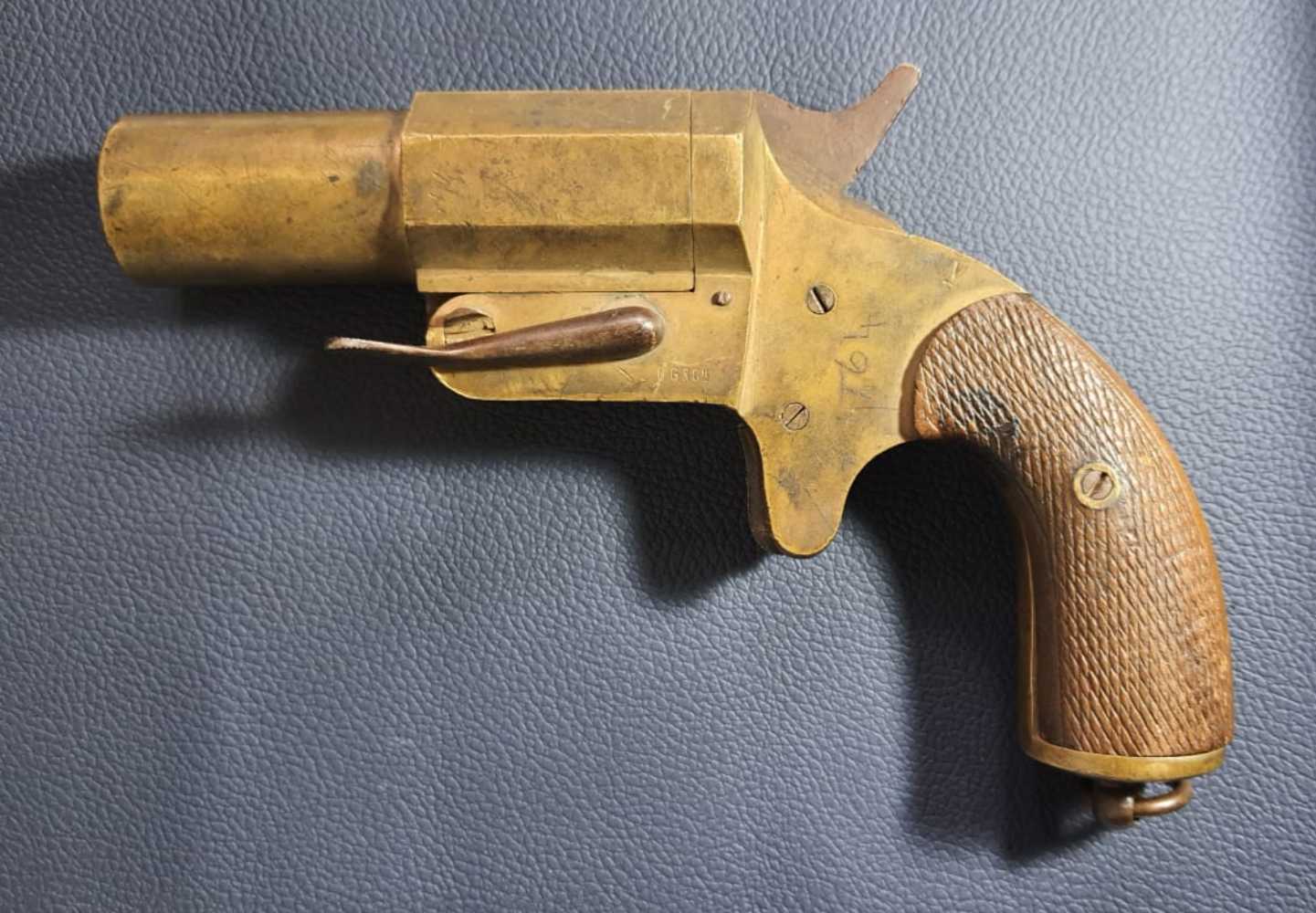 Other Militaria - Antique WW1 French signal gun was listed for R4,500. ...